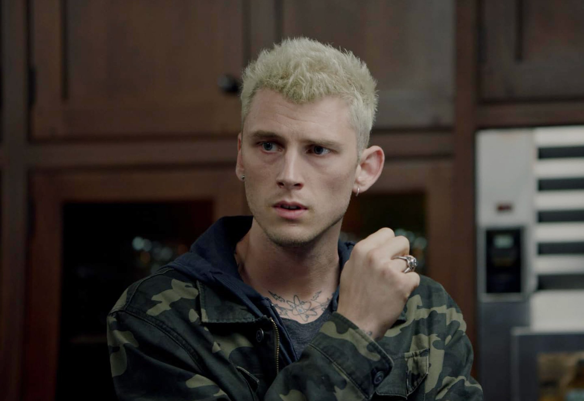 Rapperen Machine Gun Kelly trakk seg fra vampyrrolle i "Sinners ...